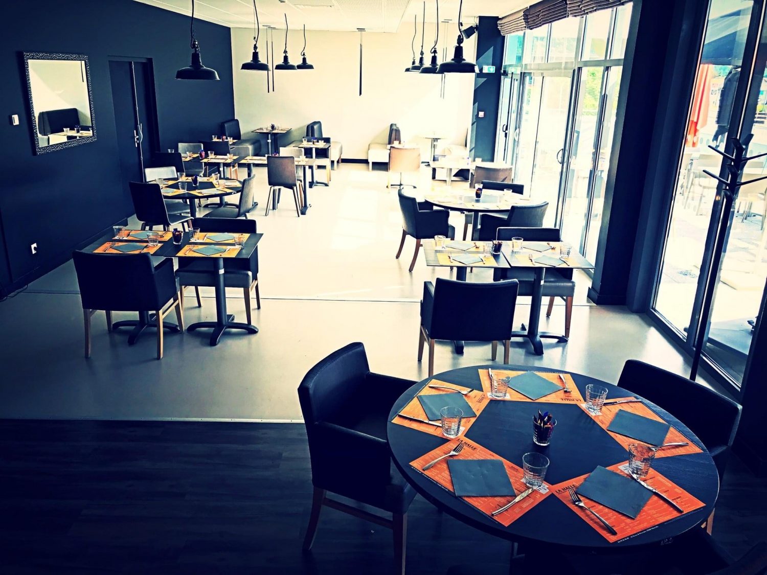 Savourez l'instant avec Le restaurant la Halle - Albertville - Set de ...