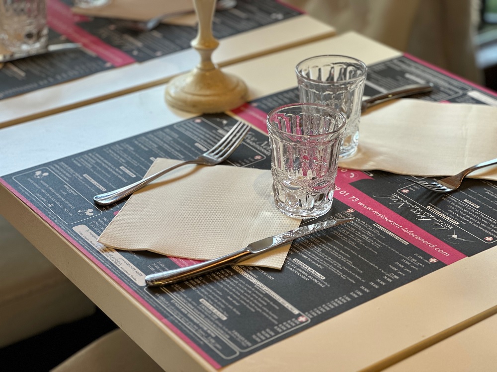 Un menu bien en vue / set de table menu/ le Restaurant la Face Nord ...